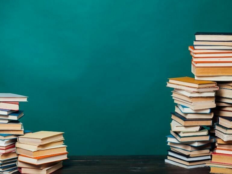 How Warren Buffett's Reading Habits Contribute to His Success